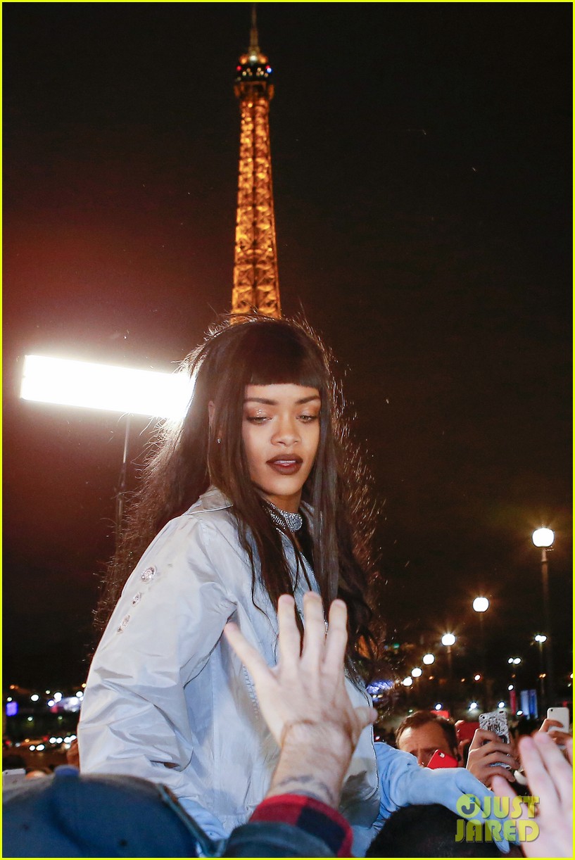 Rihanna Gets Carried Away By Her Fans for a Music Video: Photo 3265136 ...