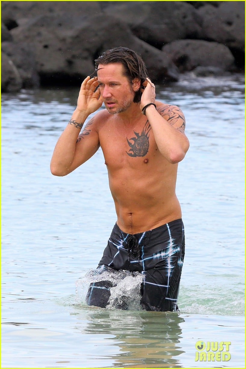 Keith Urban Puts His Shirtless Body on Display While Getting Wet in the ...
