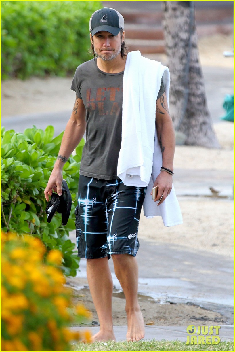 Keith Urban Puts His Shirtless Body on Display While Getting Wet in the ...