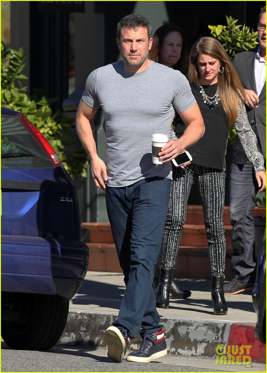 Buff Ben Affleck Named People's Choice Awards' Favorite Humanitarian ...