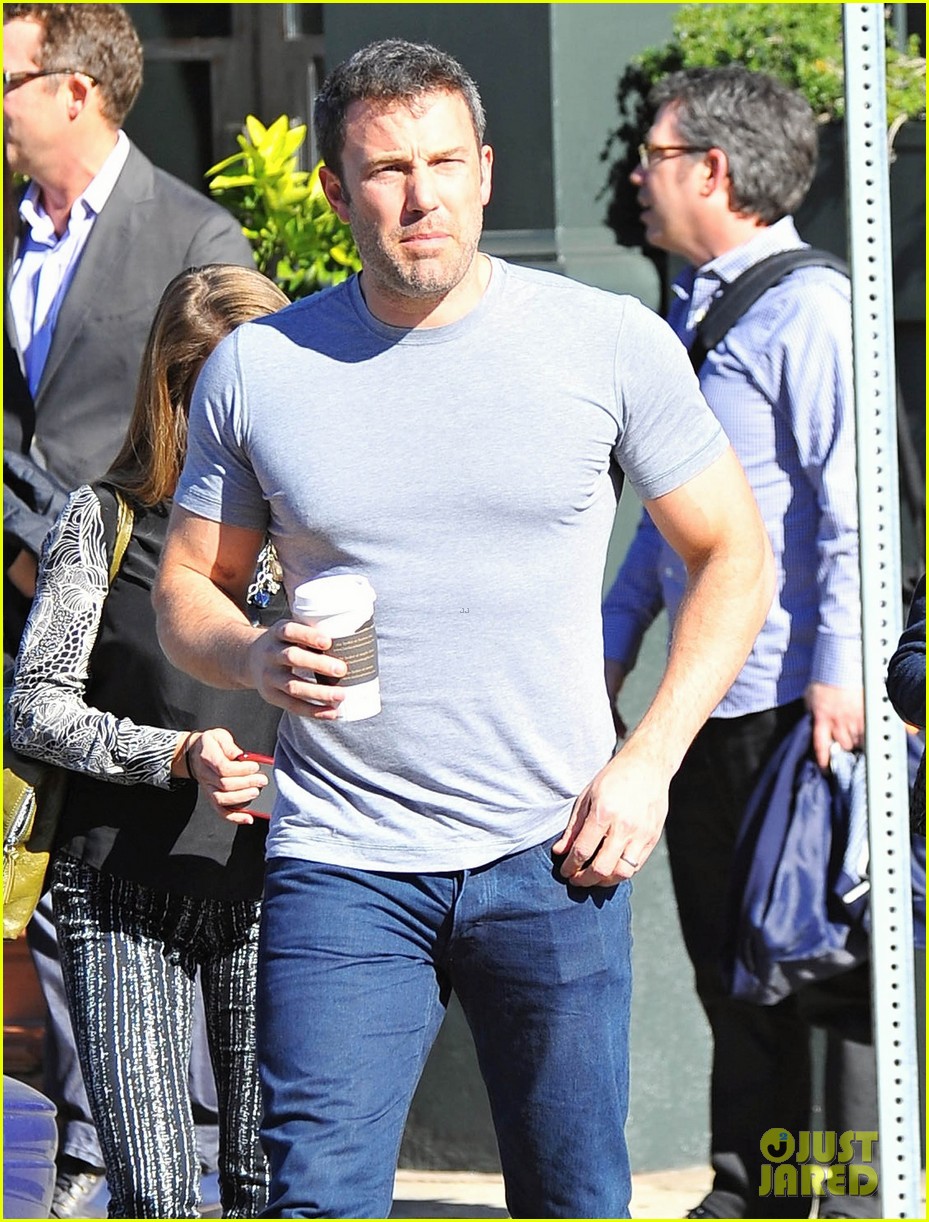 Buff Ben Affleck Named People's Choice Awards' Favorite Humanitarian ...
