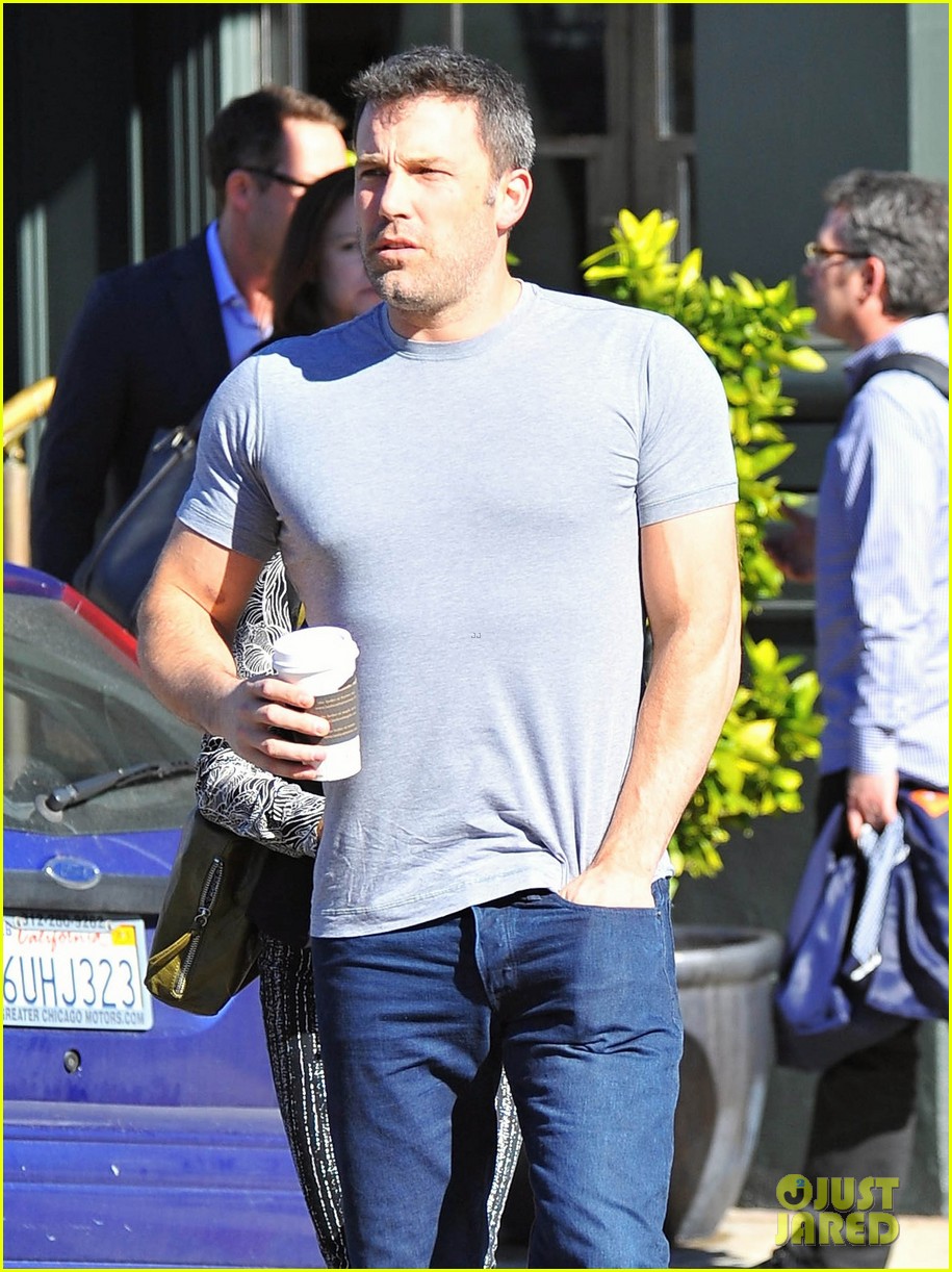 Buff Ben Affleck Named People's Choice Awards' Favorite Humanitarian ...