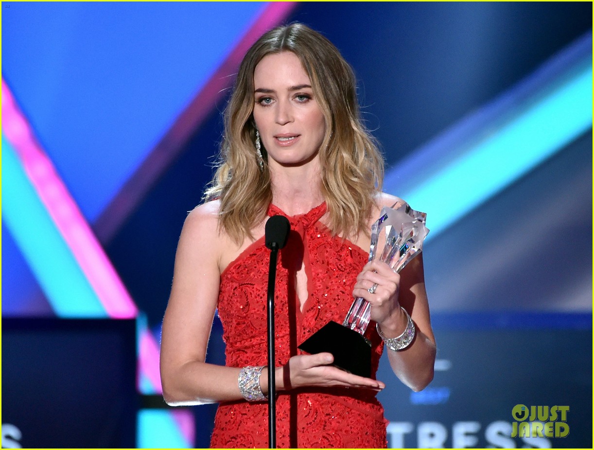 John Krasinski Crashes Emily Blunt’s Critics’ Choice Speech!: Photo ...