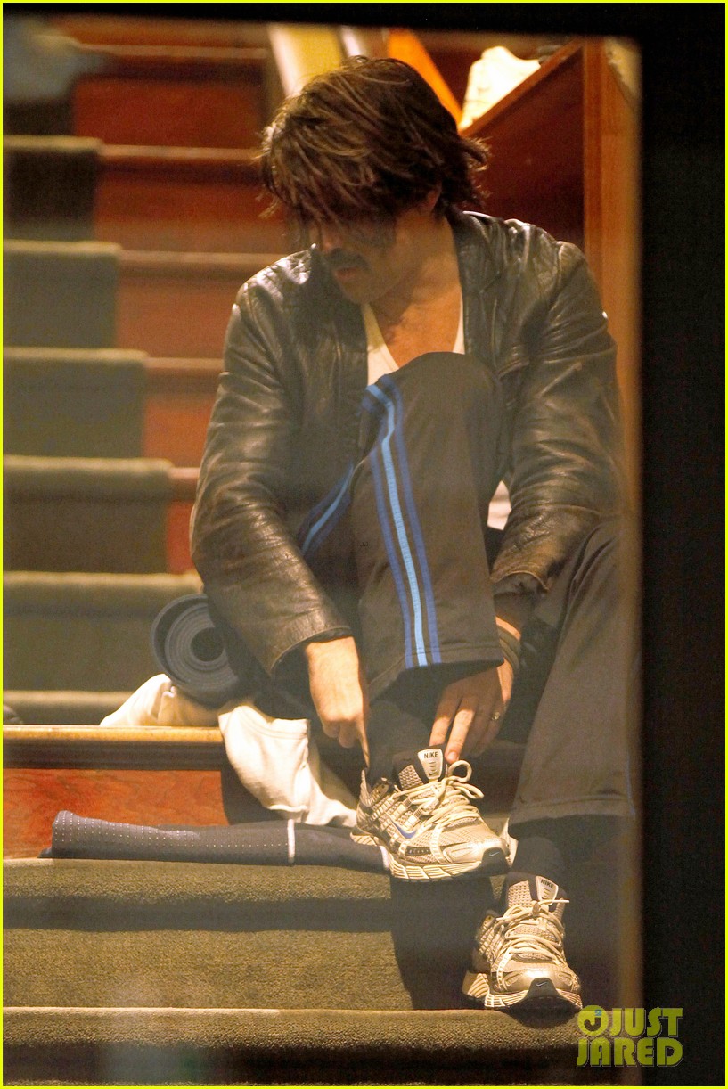 Colin Farrell Keeps Long Hair in Headband for Yoga Class: Photo 3272117 ...