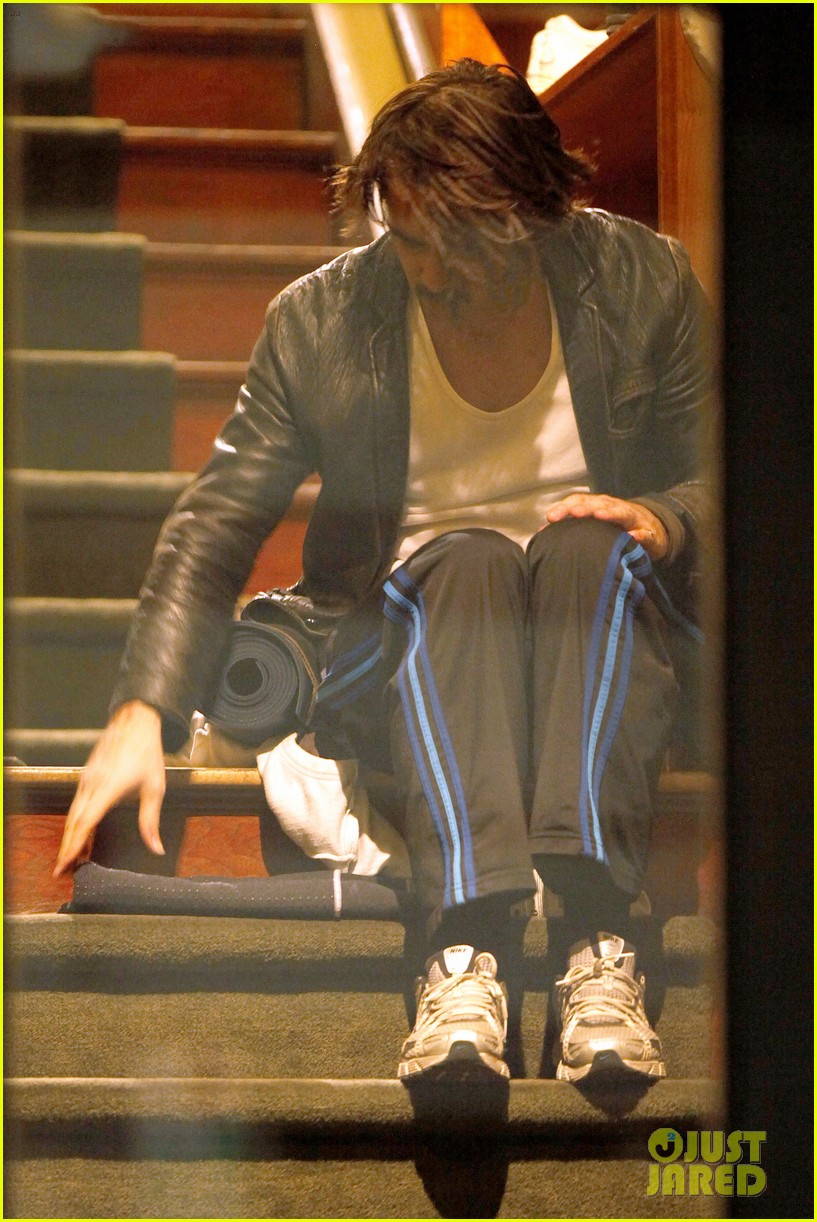 Colin Farrell Keeps Long Hair in Headband for Yoga Class: Photo 3272119 ...