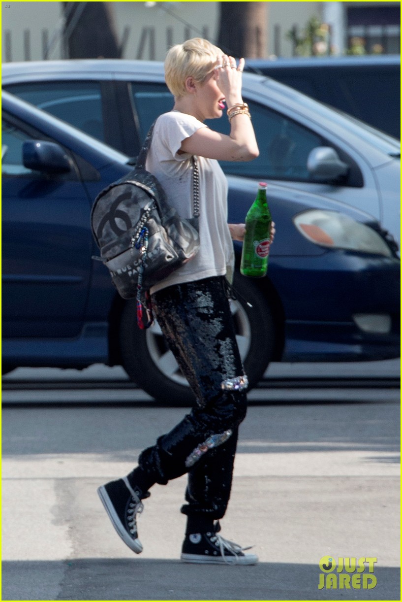 Miley Cyrus Shows Off Hot Lips in Mac Glam Ad: Photo 3285409 | Miley ...