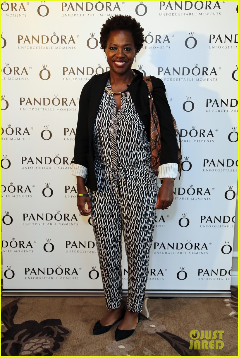 Viola Davis & 'Murder' Cast Go Gifting Before Golden Globes: Photo ...