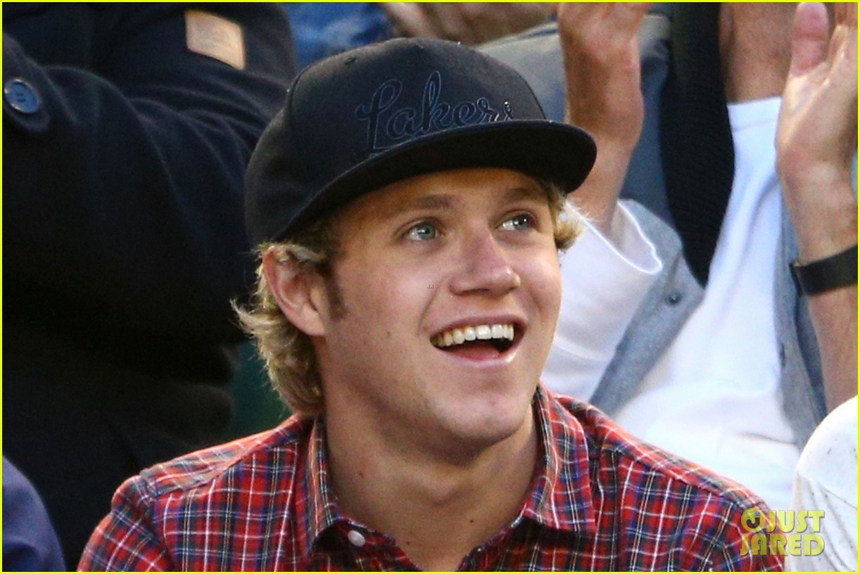 Niall Horan Watches Andy Murray Advance in Quarterfinal Match at ...