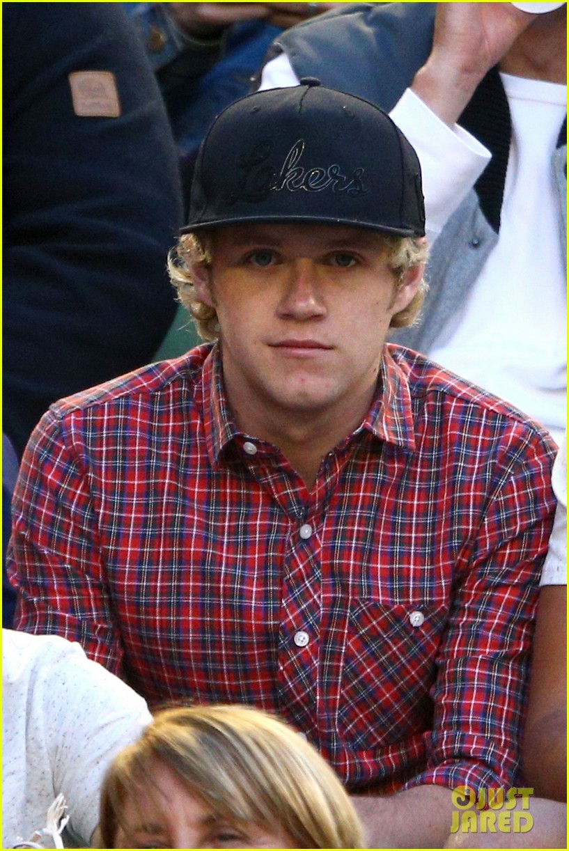 Niall Horan Watches Andy Murray Advance in Quarterfinal Match at ...