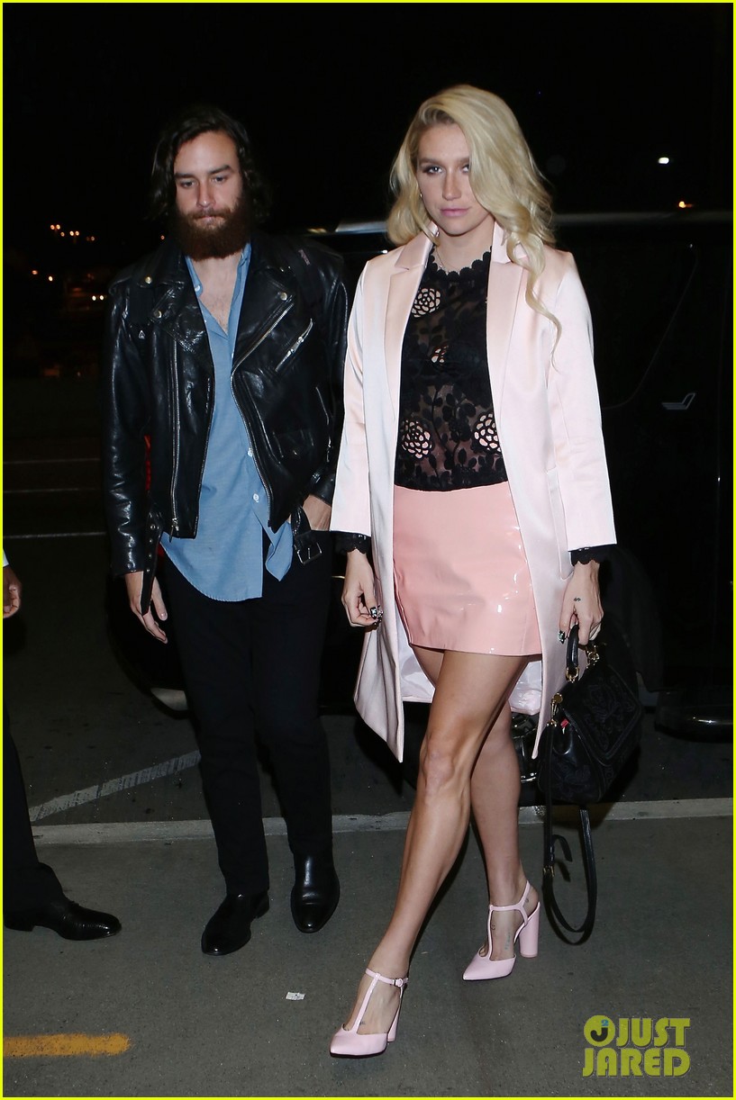Kesha Makes Her Way to Brazil with Boyfriend Brad Ashenfelter: Photo ...
