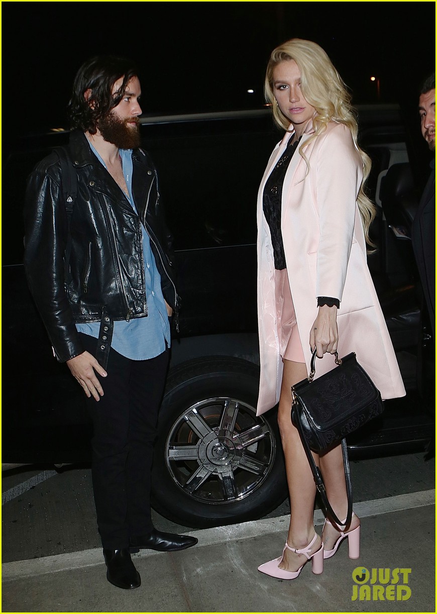 Kesha Makes Her Way to Brazil with Boyfriend Brad Ashenfelter: Photo ...