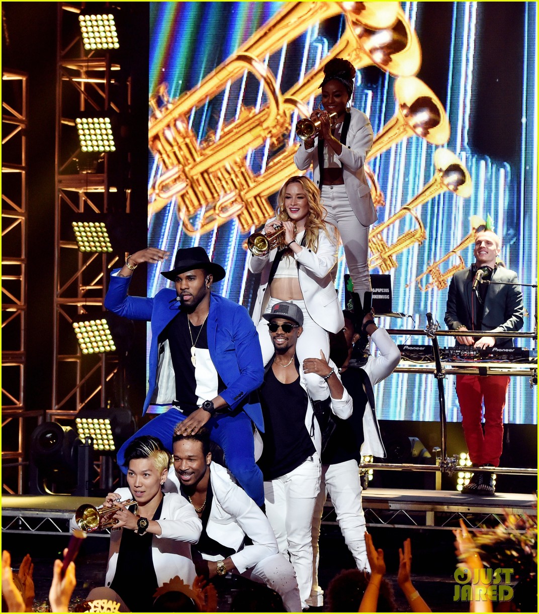 Meghan Trainor & Jason Derulo Perform on NYE in Hollywood: Photo ...