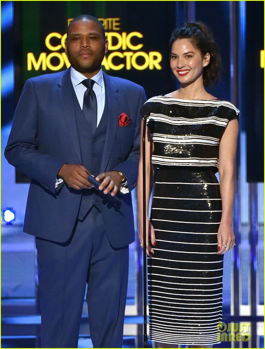 Olivia Munn Takes the Stage at the People's Choice Awards 2015: Photo ...