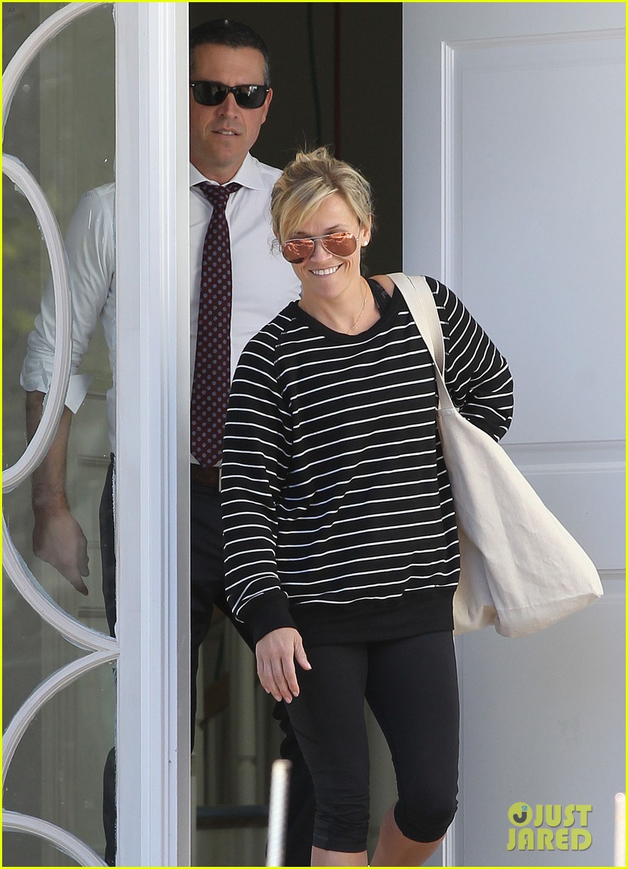 Reese Witherspoon Rocks Magenta Train at Critics' Choice 2015 After ...