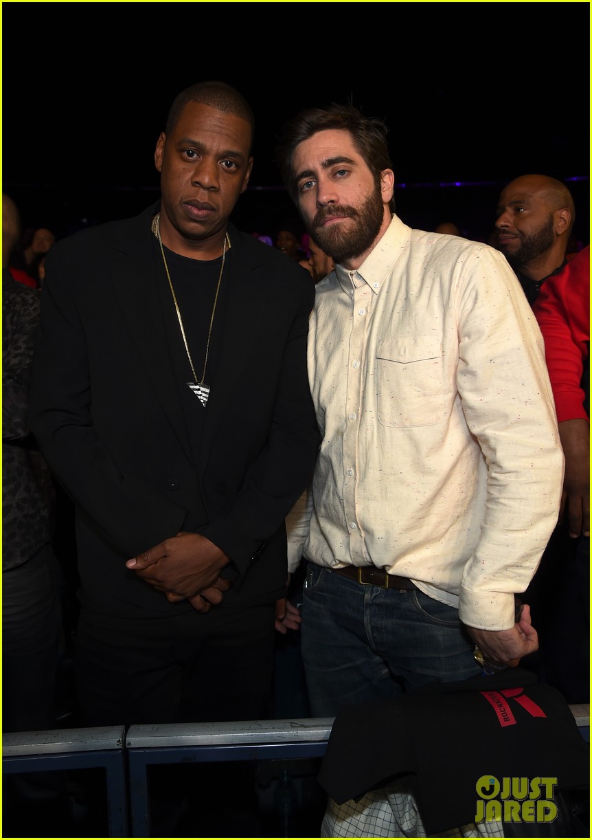 Rihanna & Jake Gyllenhaal Sit Front Row at NYC Boxing Event: Photo ...