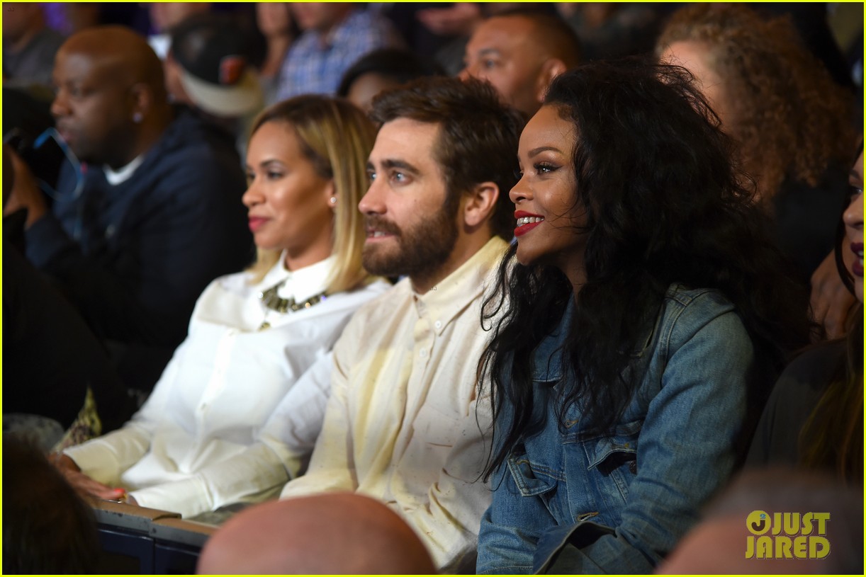 Rihanna & Jake Gyllenhaal Sit Front Row at NYC Boxing Event: Photo ...