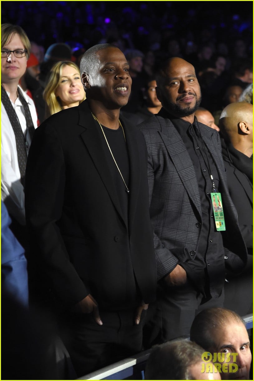 Rihanna & Jake Gyllenhaal Sit Front Row at NYC Boxing Event: Photo ...