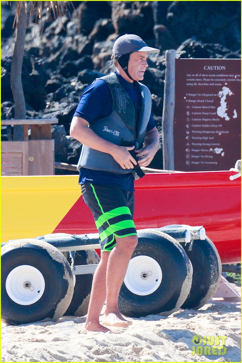Rob Lowe Shows Off His Shirtless Body On His New Year's Vacation: Photo ...