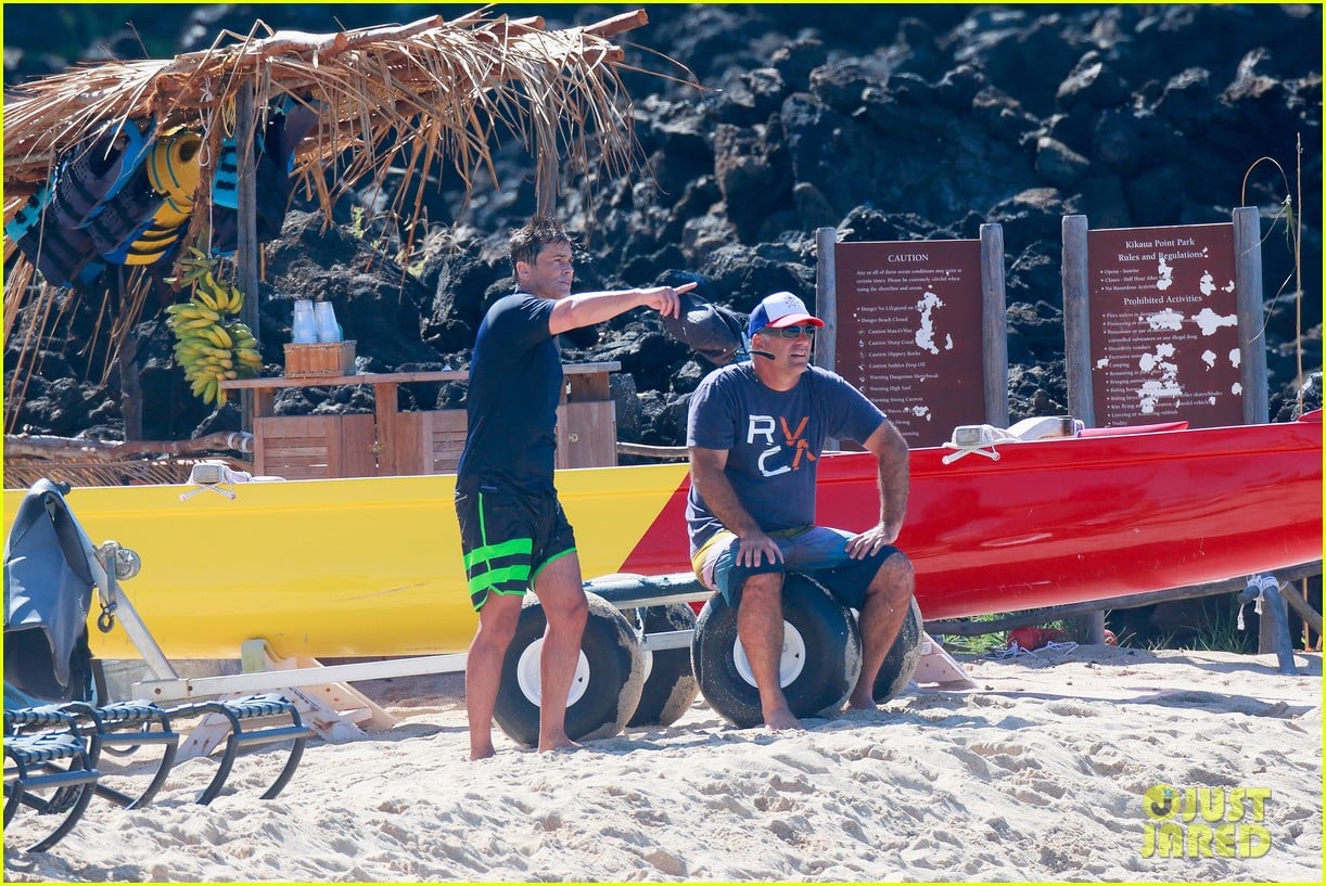 Rob Lowe Shows Off His Shirtless Body On His New Year's Vacation: Photo ...