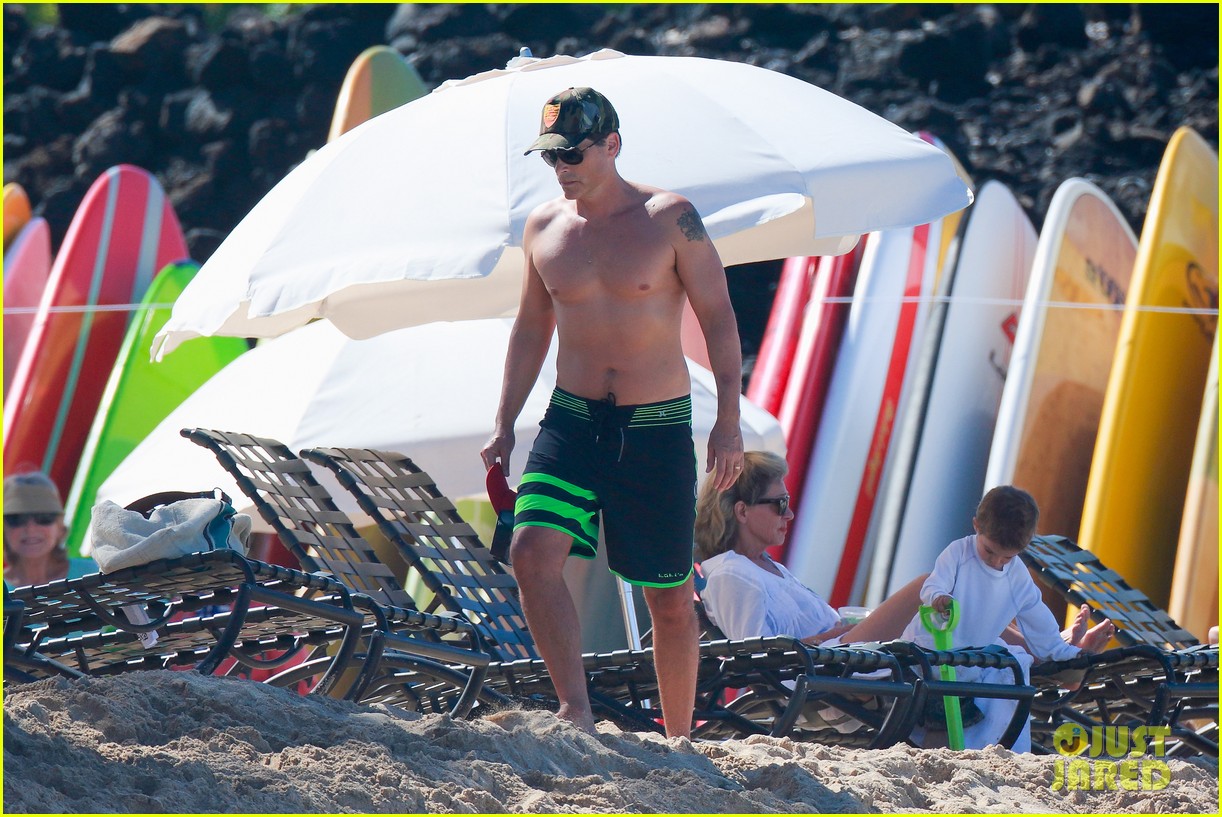 Rob Lowe Shows Off His Shirtless Body On His New Year's Vacation: Photo ...