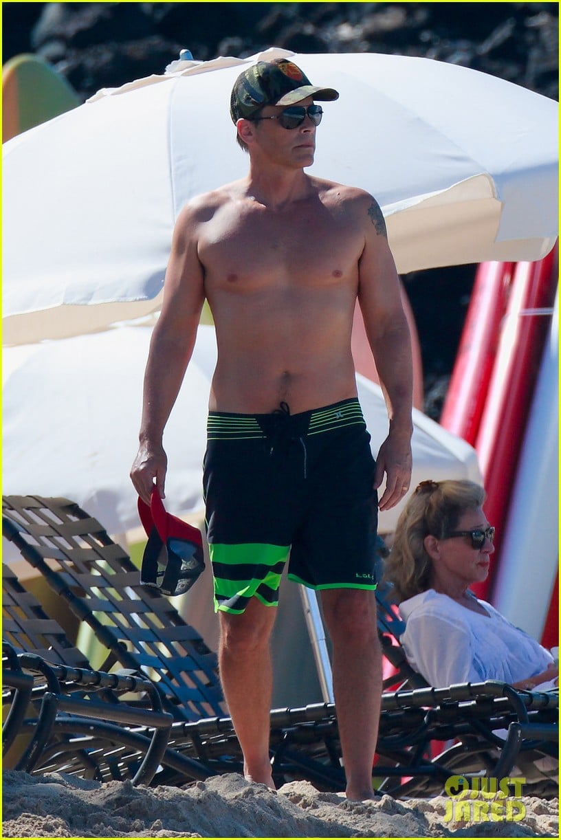 Rob Lowe Shows Off His Shirtless Body On His New Year's Vacation: Photo ...