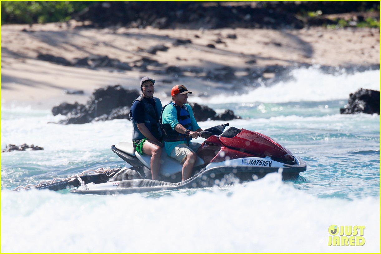 Rob Lowe Shows Off His Shirtless Body On His New Year's Vacation: Photo ...
