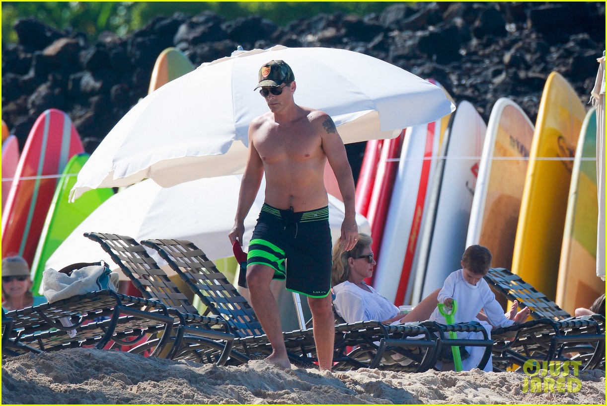 Rob Lowe Shows Off His Shirtless Body On His New Year's Vacation: Photo ...