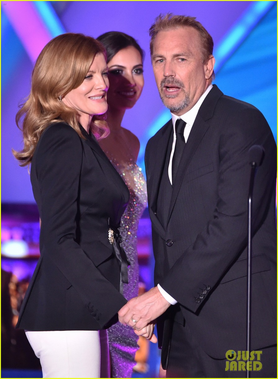 Rene Russo Has Laryngitis, Presents at Critics' Choice Anyways!: Photo ...