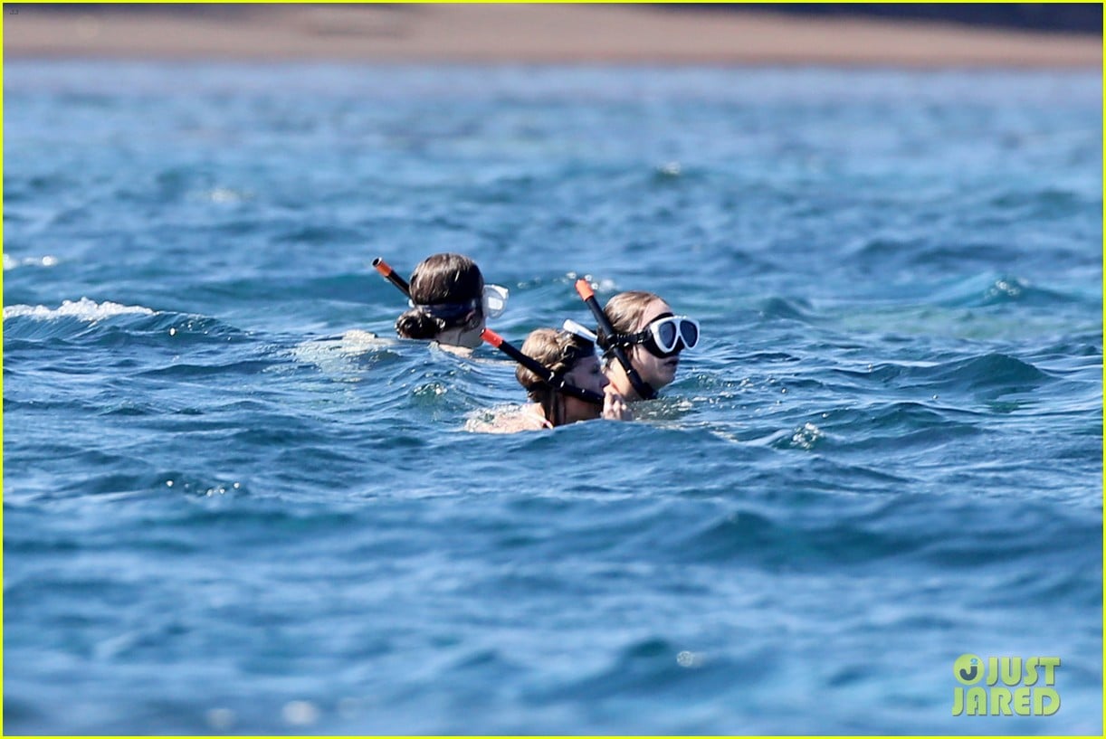 Taylor Swift's Belly Button Baring Beach Day - New Bikini Pics!: Photo ...