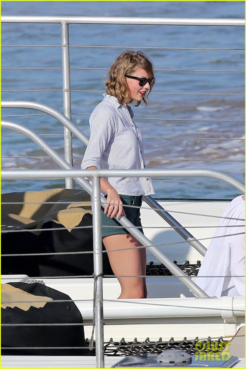 Taylor Swift's Belly Button Baring Beach Day - New Bikini Pics!: Photo ...