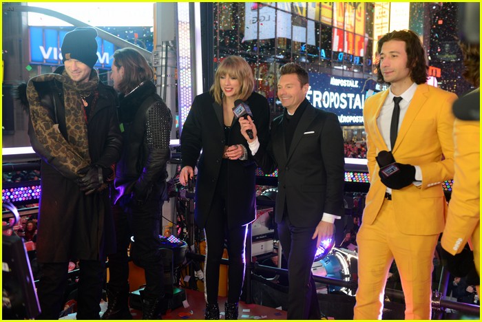 Taylor Swift Jumped for Joy at Midnight on New Year's Eve 2015: Photo ...