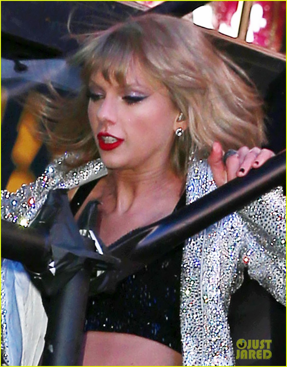 Taylor Swift Falls Down Stairs on New Year's Eve 2015 (Video): Photo ...