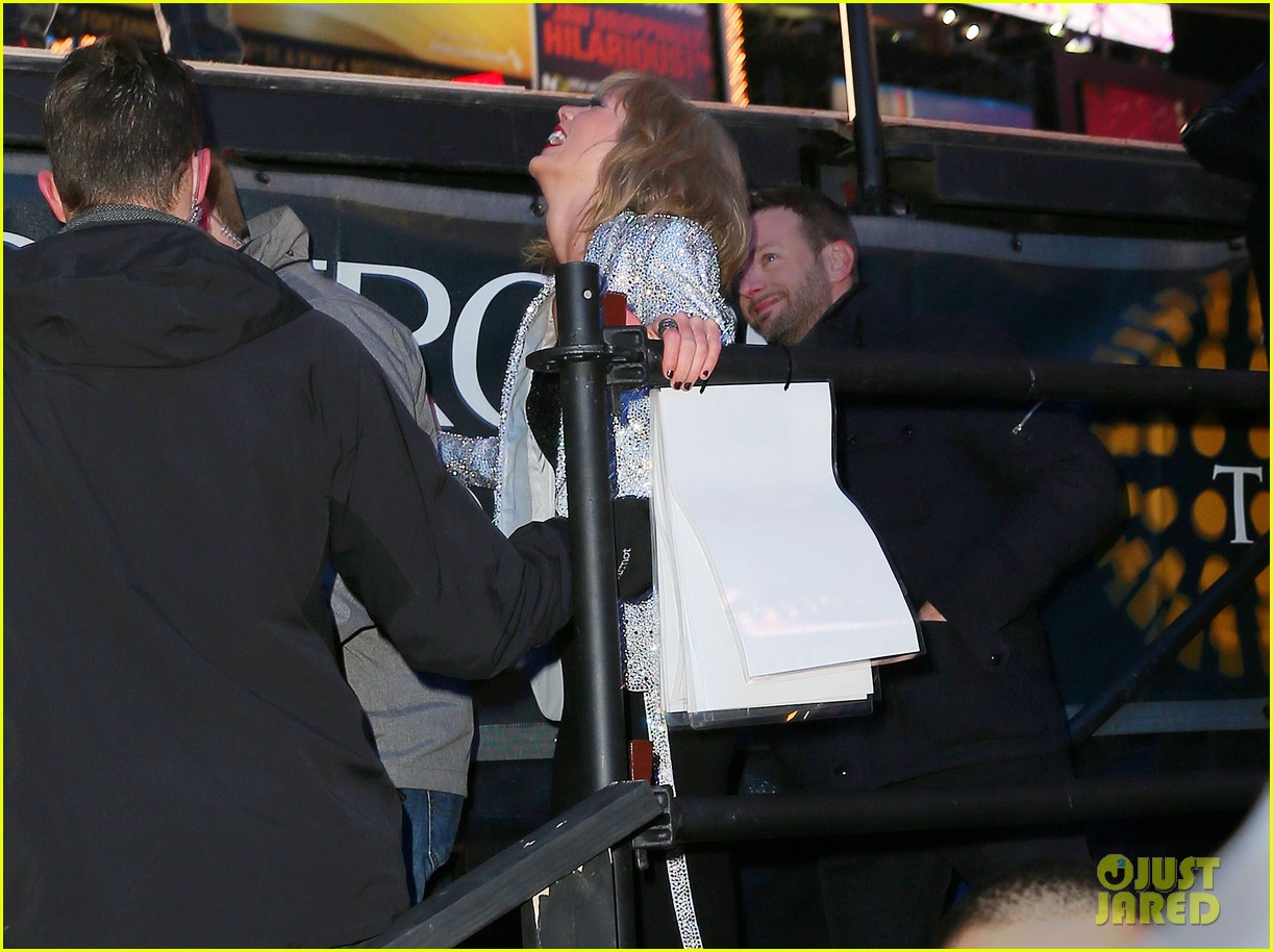 Taylor Swift Falls Down Stairs on New Year's Eve 2015 (Video): Photo ...