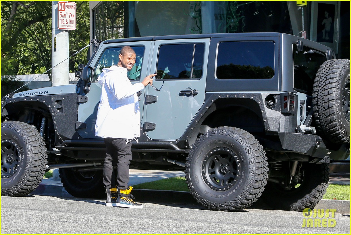 Usher Suffers Red & Bloody Eye Injury at New Year's Eve Party: Photo ...