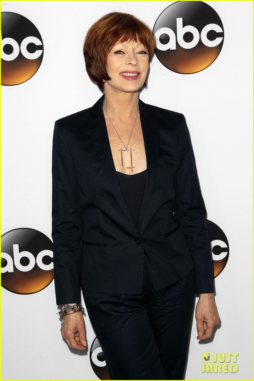 Emily VanCamp Gets Dolled Up with 'Revenge' Cast for TCA Press Tour ...