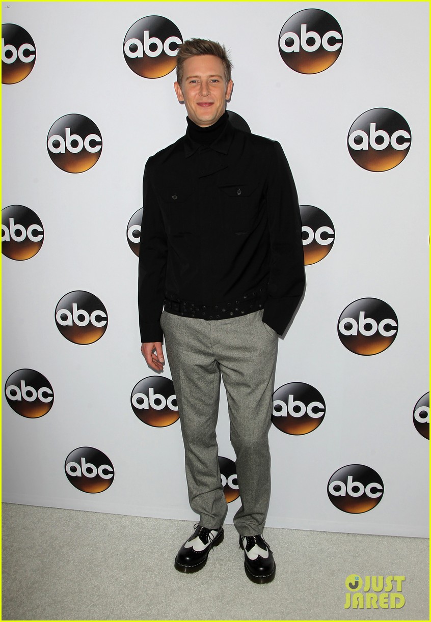 Emily VanCamp Gets Dolled Up with 'Revenge' Cast for TCA Press Tour ...