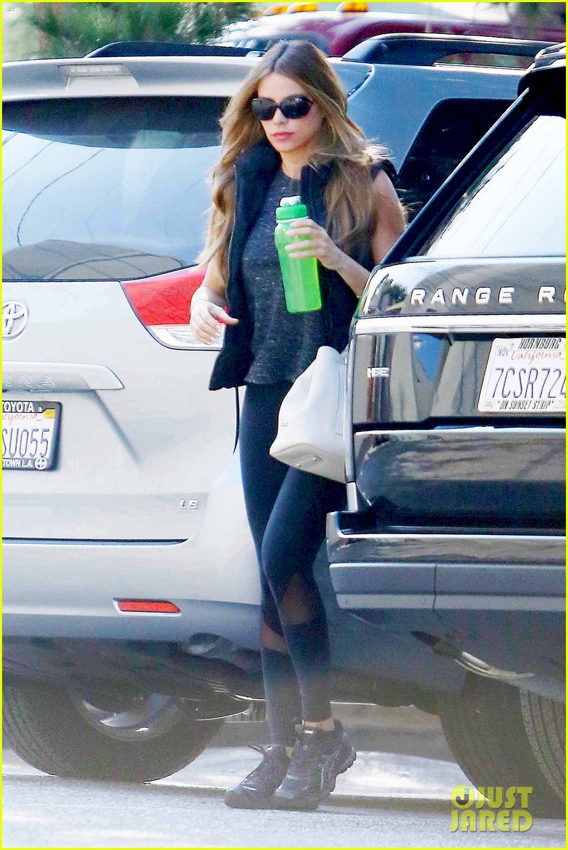 Sofia Vergara's Fiance Joe Manganiello Flaunts Muscles on 'Men's ...