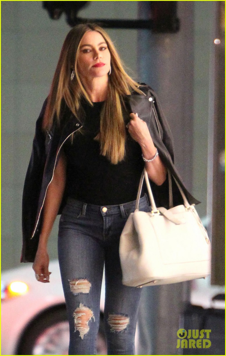 Sofia Vergara's Fiance Joe Manganiello Flaunts Muscles on 'Men's ...