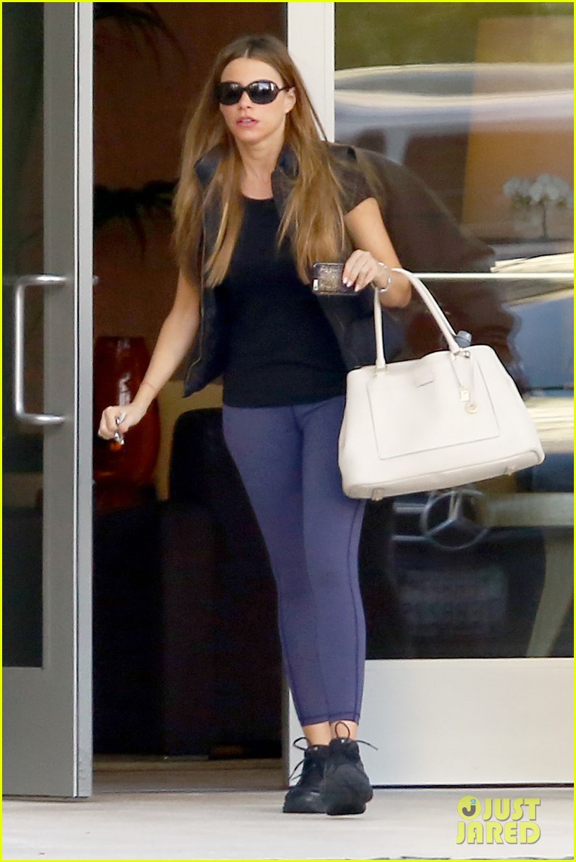 Sofia Vergara's Fiance Joe Manganiello Flaunts Muscles on 'Men's ...