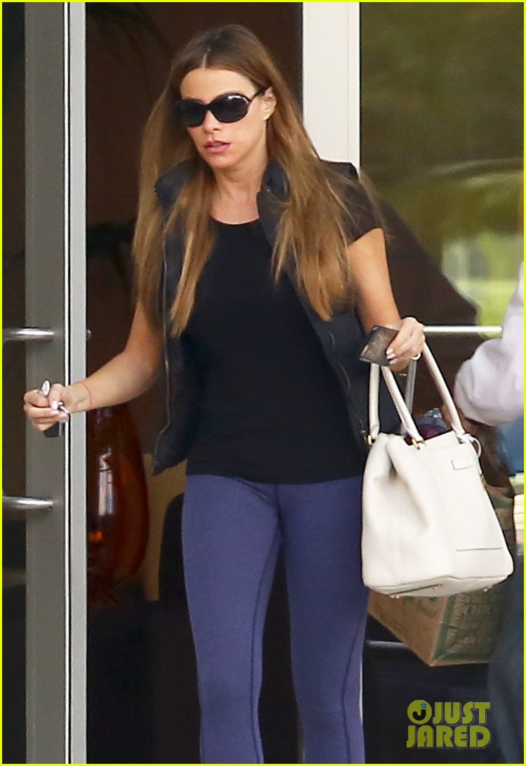 Sofia Vergara's Fiance Joe Manganiello Flaunts Muscles on 'Men's ...