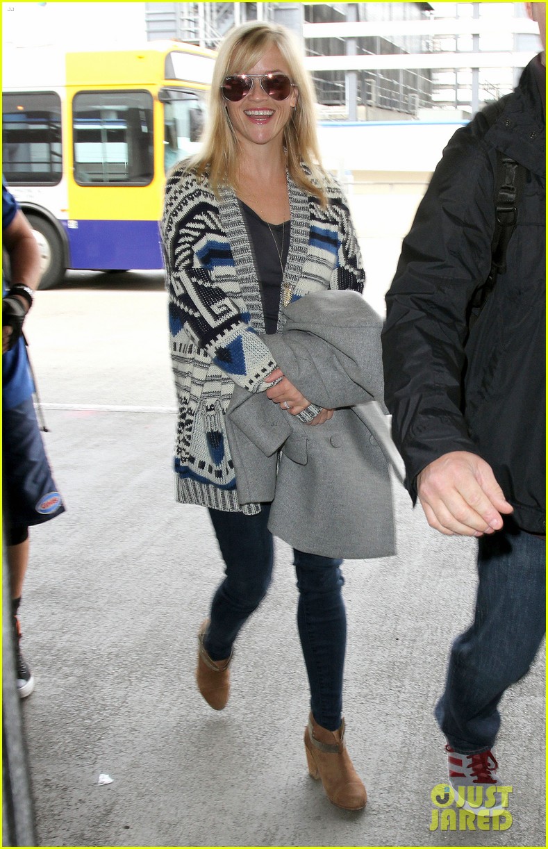 Watch Reese Witherspoon Get Startled By Fake Applause at SAG Awards ...