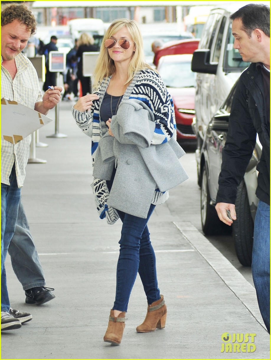 Watch Reese Witherspoon Get Startled By Fake Applause at SAG Awards ...