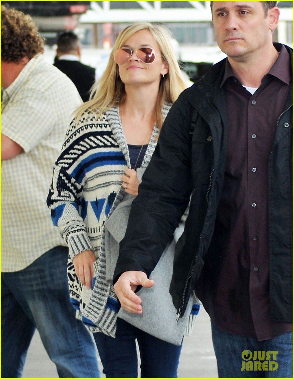 Watch Reese Witherspoon Get Startled By Fake Applause at SAG Awards ...