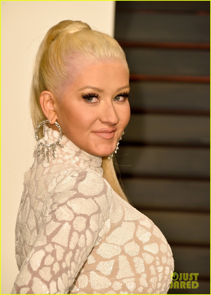 Christina Aguilera Shows Off Her Amazing Figure at Vanity Fair's Oscars ...