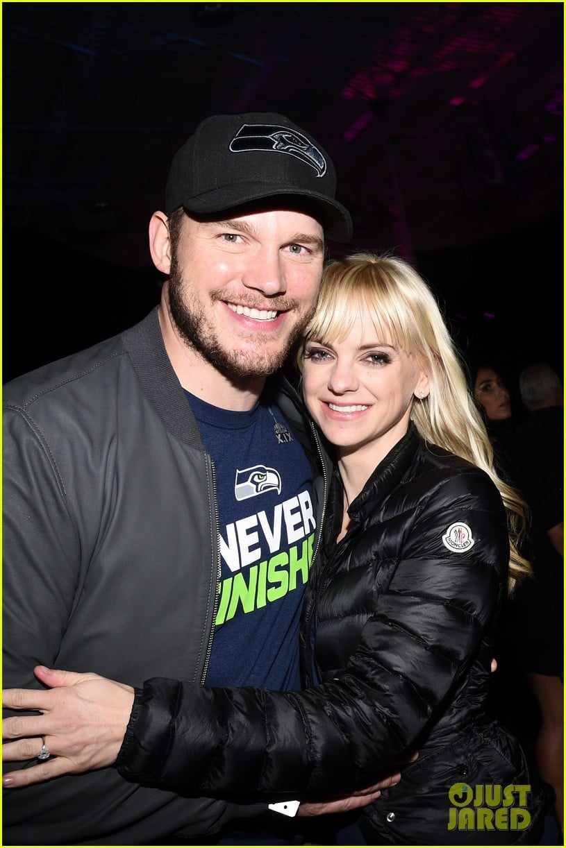 Chris Pratt & Anna Faris Show Off Seattle Seahawks Pride at Maxim's ...