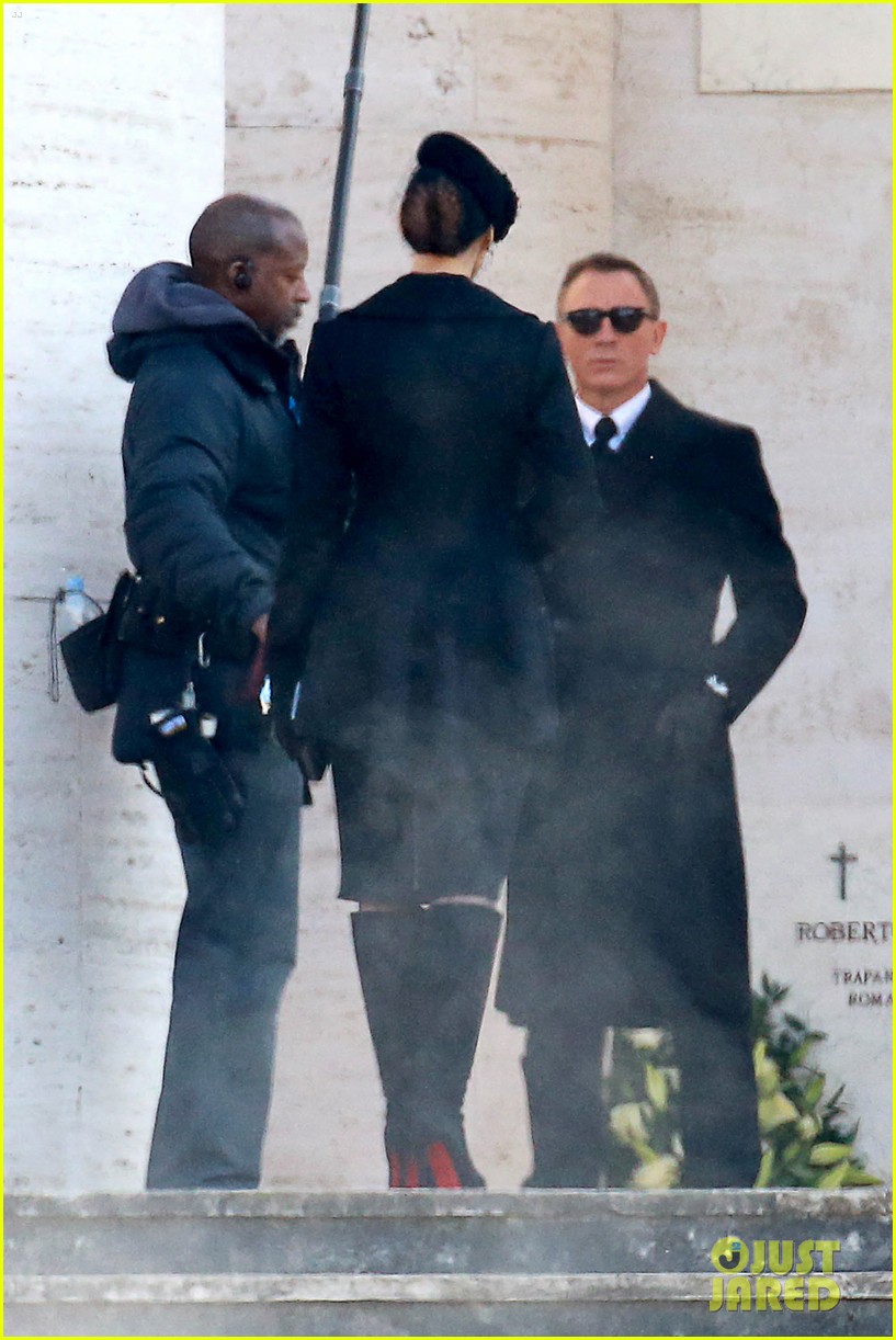 Daniel Craig Dresses In Classic James Bond Suit for 'Spectre' Filming ...