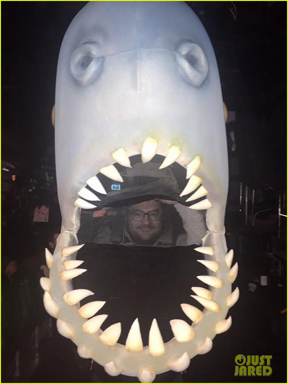 Miley Cyrus & Patrick Scharzenegger Fight Over Pizza at 'SNL 40': Photo ...