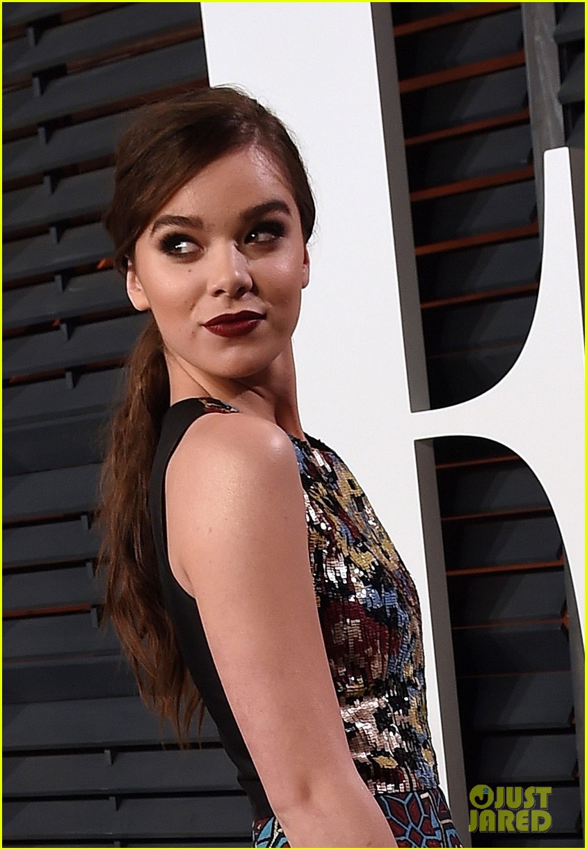 Hailee Steinfeld Live-Tweeting the Oscars is Hilarious: Photo 3311530 ...