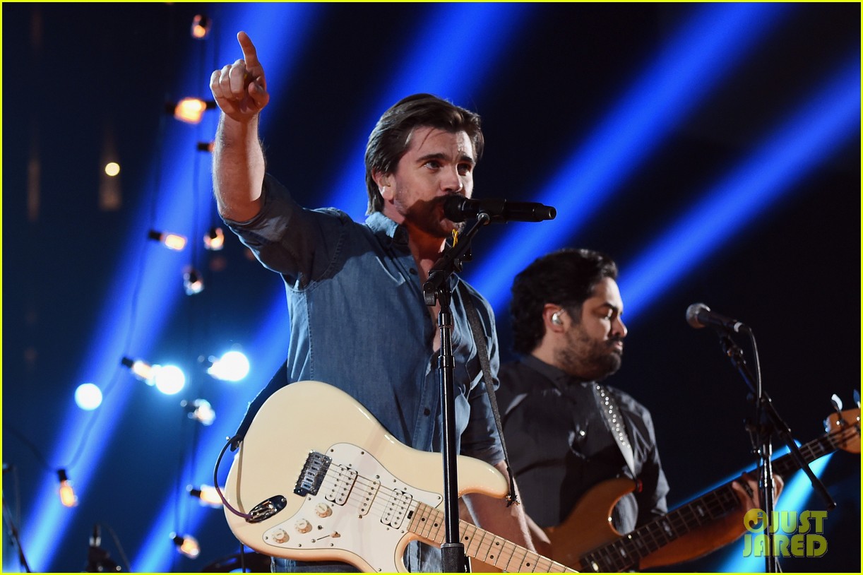 Juanes Performs Spanish Song at Grammys 2015 (Video): Photo 3300037 ...