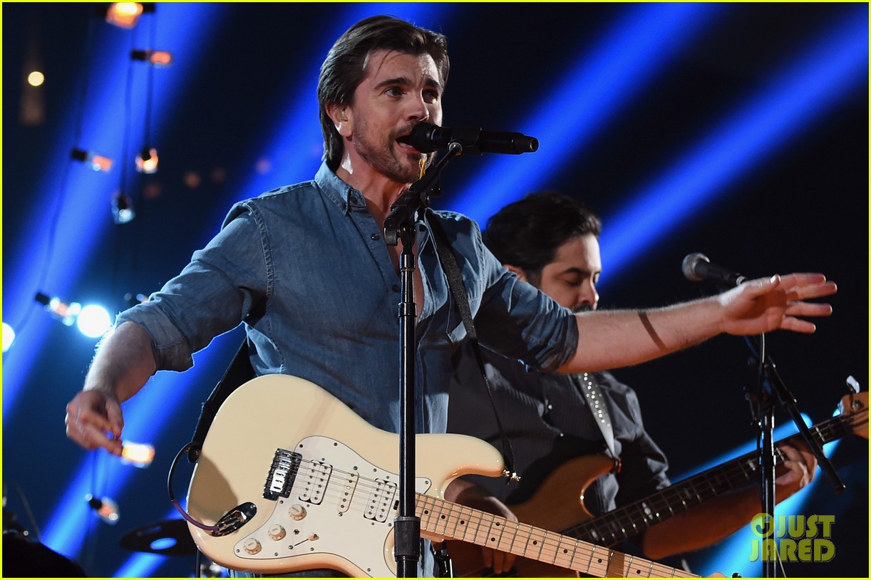 Juanes Performs Spanish Song at Grammys 2015 (Video): Photo 3300043 ...